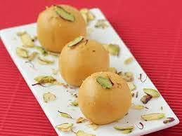 Vrindavan Sweets Delicious Pure Desi Ghee Besan Laddu (1KG) : Amazon.in ...