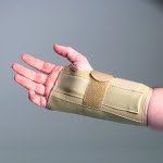 Amazon.com: Darco Perforated Vinyl Wrist Splint W/ Strap Right Large ...