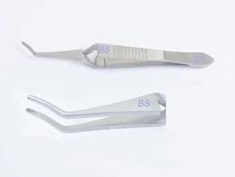 Scleral plug holding forceps to securely hold scleral plug during ...