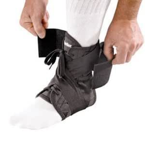 Mueller Tobillera suave con correas ultra, negro, grande : Amazon.com ...