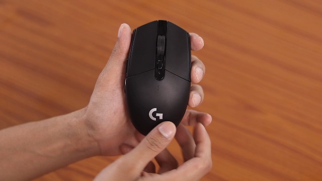 Watch Logitech G 304 Lightspeed Wireless Gaming Mouse on Amazon Live