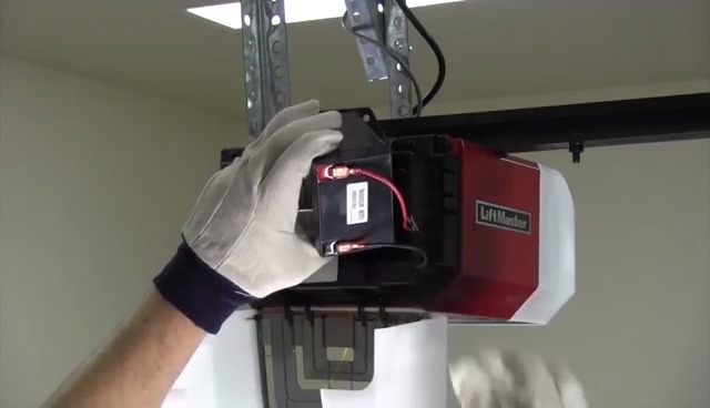Watch How to Replace the Battery﹙UPLUS﹚ in Your LiftMaster Garage Door ...