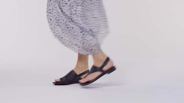 Watch Vionic Women＇s Citrine Ella Flat Sandal on Amazon Live