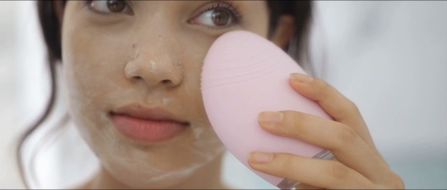 Watch FOREO LUNA Face Exfoliator Brush and Silicone Cleansing Device on ...