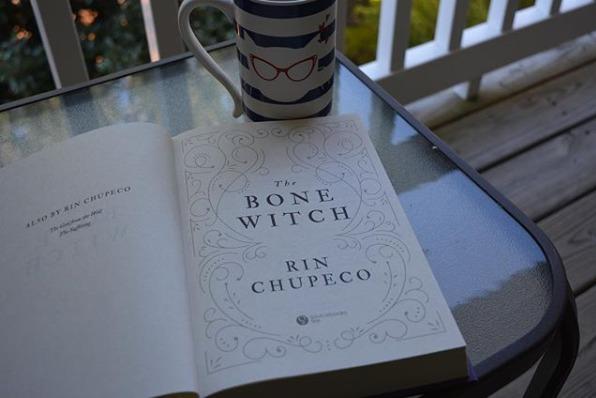 Amazon.com: The Bone Witch (The Bone Witch, 1): 9781492635826: Chupeco ...