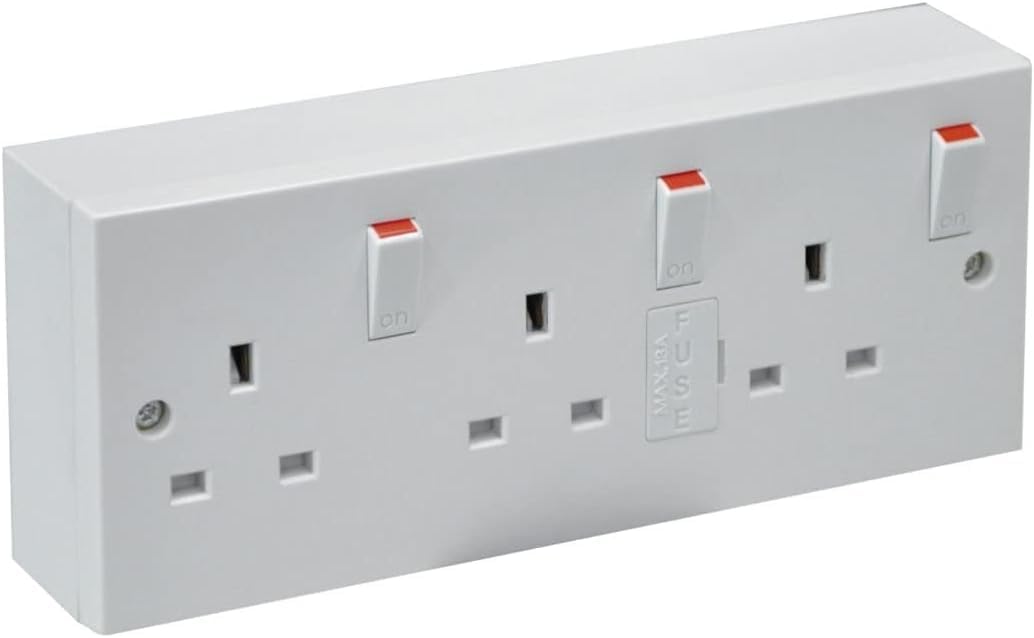 White Triple Switched Socket with Back Box : Amazon.co.uk: DIY & Tools