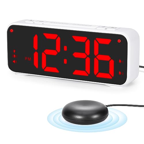 What is the difference between analog and digital alarm clock?