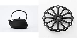 Amazon｜岩鋳(Iwachu) 鉄瓶 黒焼付 0.65L 鉄瓶兼用急須 5型新アラレ IH対応 12822 & 釜敷 輪菊 小 黒 ⌀17.5cm 南部鉄器 17027 [並行輸入品 ...