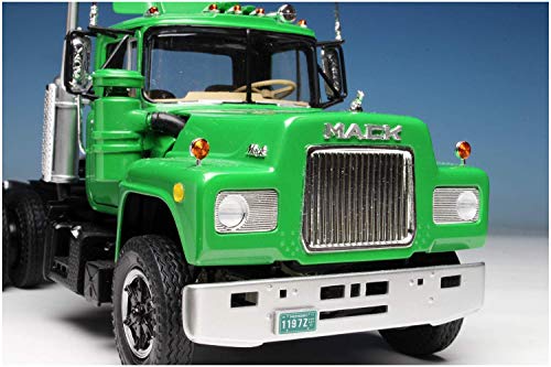 AMT Mack R685ST Semi Tractor 1:25 Scale Model Kit (AMT1039) - SantaBILT®