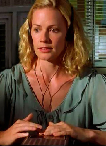 Amazon.com: Molly [VHS] : Elisabeth Shue, Aaron Eckhart, Jill Hennessy ...