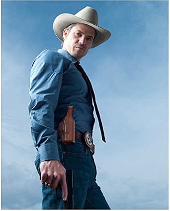 Justified Timothy Olyphant as Raylan Givens Standing with Gun Pointed ...
