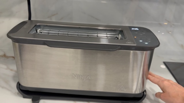 Watch Versatile Ninja Toaster, flip feature for even toasting. on ...