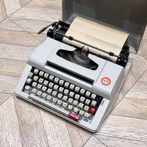 Vintage Typewriter - Perfect for Writing Novels Anywhere, Retro Manual ...