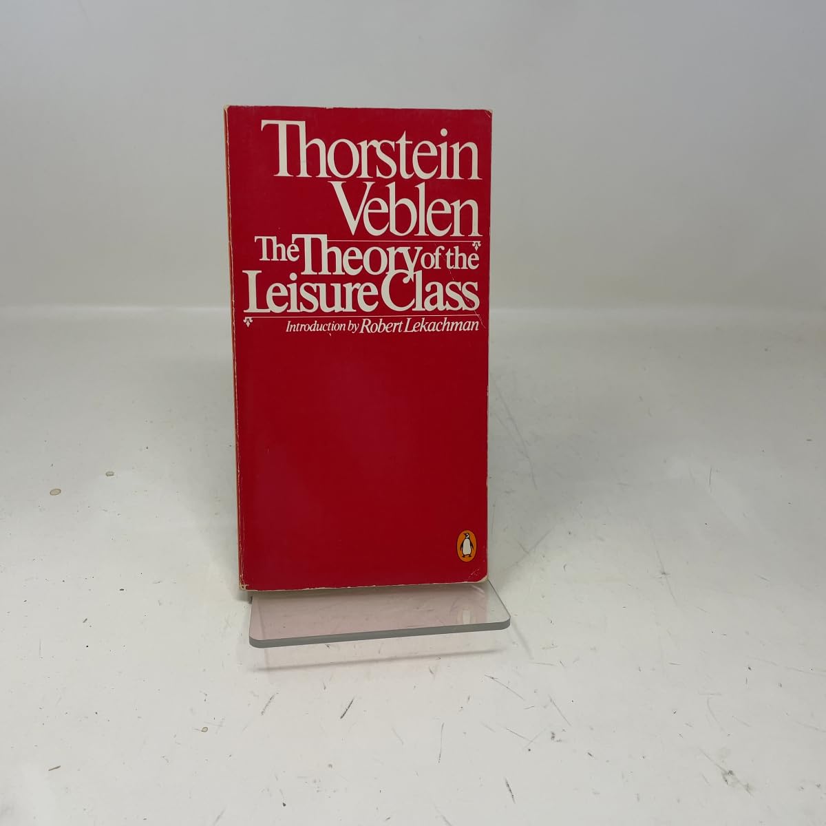 The Theory of the Leisure Class: Thorstein Veblen: 9780140053630 ...