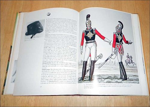 Dictionary of Military Uniforms: Amazon.co.uk: Carman, W.Y ...