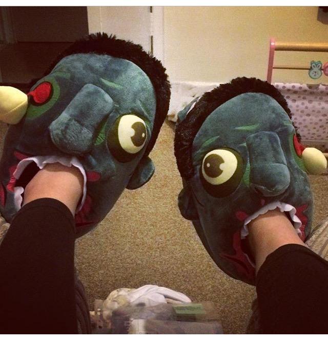 ThinkGeek Zombie Plush Slippers, Green, One Size : Amazon.co.uk: Toys ...