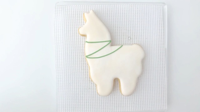 Watch How-to Decorate the Llama/Alpaca cookie on Amazon Live