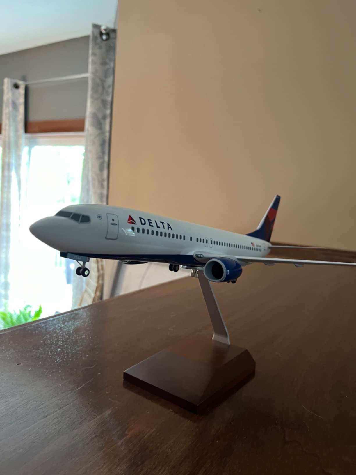 Amazon.com: Daron Skymarks Delta 737-800 Model Kit with Gear and Wood ...