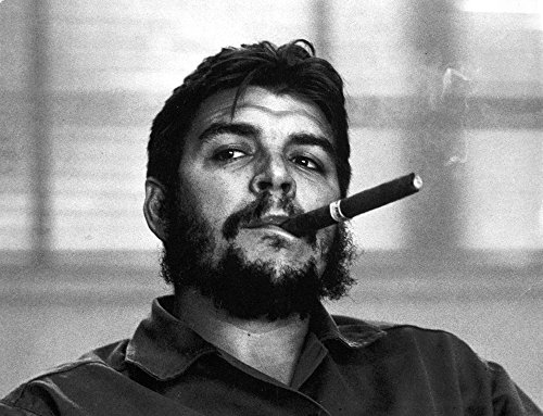 Snapklik.com : Che Guevara Smoking A Cigar Photo Print
