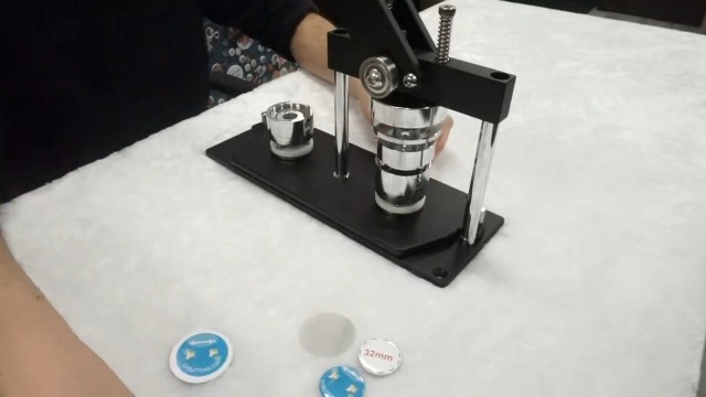 Watch ChiButtons How to make a 32mm Pin Badge & Rubber Magnet Button on ...