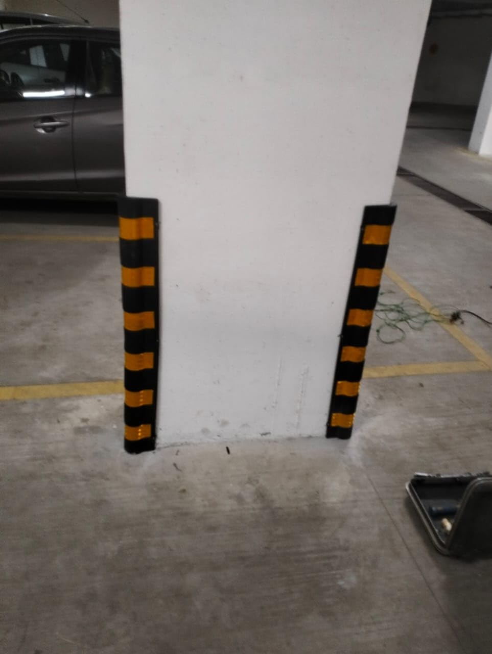LADWA 1000 mm 2 Peices Parking Safety Pillar Guard, Rubber Corner ...