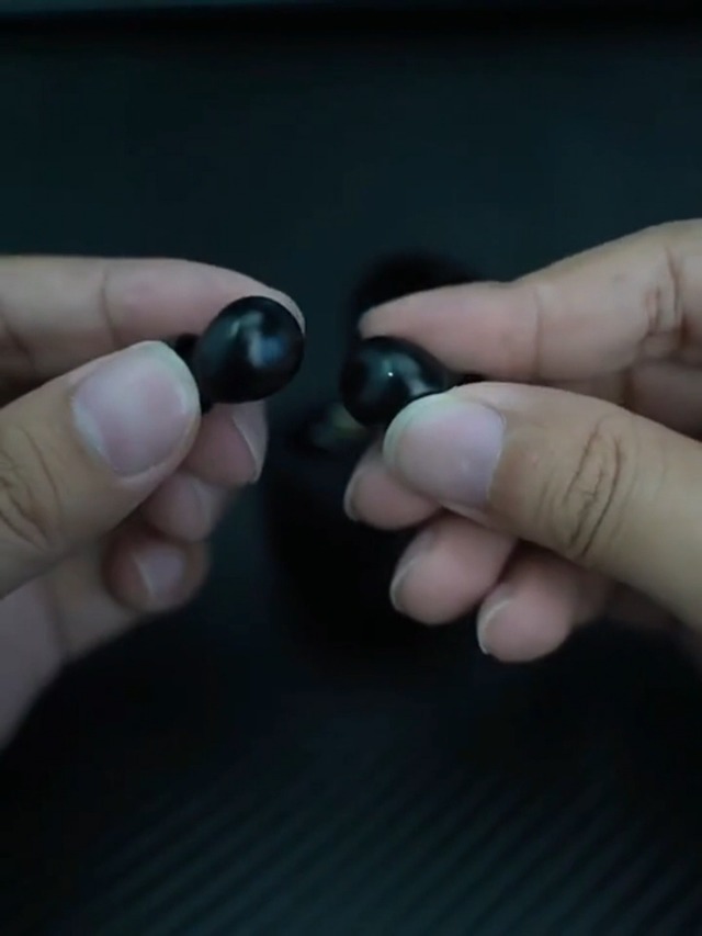Watch SK18 Invislbe Smallest Earbuds on Amazon Live
