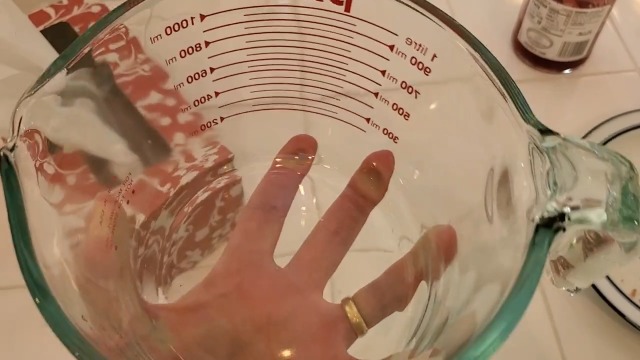 Watch Review of Pyrex 4 Cup ﹙1 quart﹚ Measuring Cup on Amazon Live