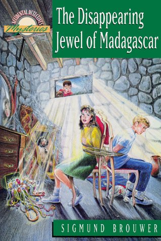 Disappearing Jewel of Madagascar (Accidental Detective): Brouwer, Sigmund: 9781564763730: Amazon ...