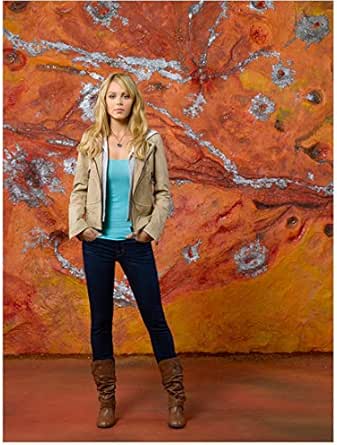 V with Laura Vandervoort as Lisa with Hands in Pockets 8 x 10 Inch ...