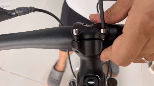 Watch How to install and use this bike stem on Amazon Live