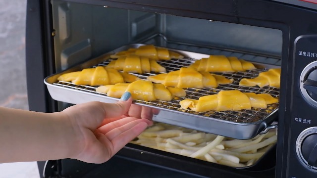 Watch Baking trays for different cooking needs, with cooling rack on ...