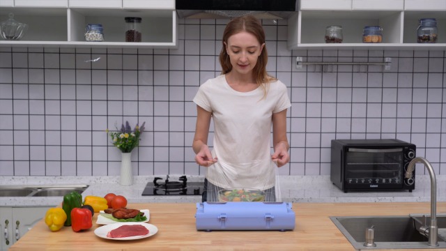Watch How to use cling wrap dispenser with cutter? on Amazon Live