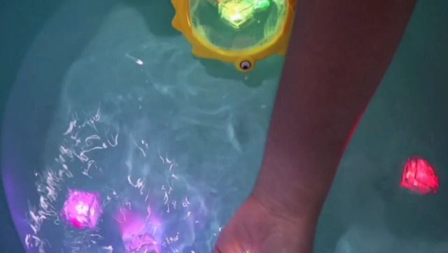 Watch Video of Aniwon 8 Packs Floating Lit Ice Cubes Flashing Bath Toys ...