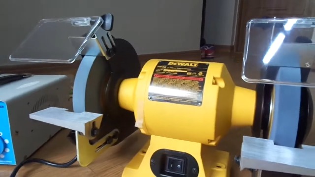 Watch DEWALT 6 Inch Bench Grinder, 3,450 RPM ﹙DW756﹚ on Amazon Live