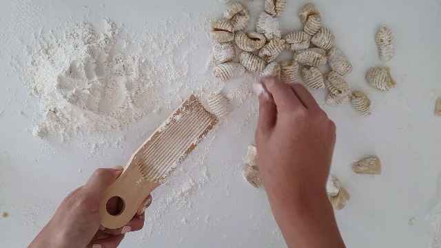 Snapklik.com : Rounded Gnocchi Maker Board Paddle, Unique Curved Design ...