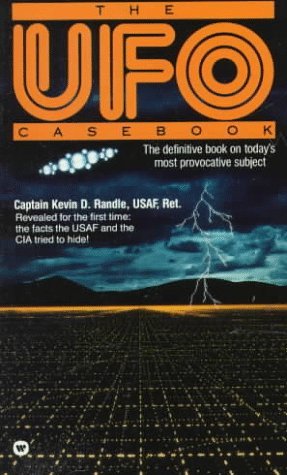Amazon.com: The UFO Casebook: 9780446357159: Randle, Kevin: Books