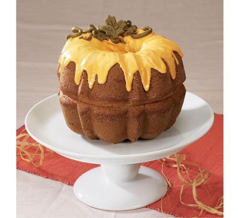 Amazon.com: Bundt 3-D Pumpkin Cake Pan with Mix : Home & Kitchen