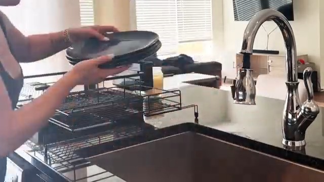 Watch Space-Saving Magic& Amazing Expandable Dish Drying Rack on Amazon ...