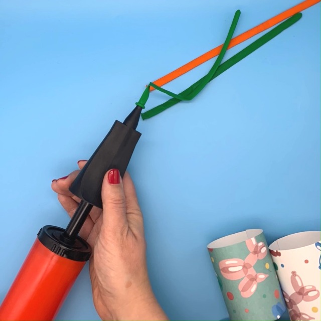 Balloon Modelling Crackers Create A Memorable NYE Balloon Drop For