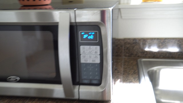 Watch Oster 1000W Microwave Oven - Showcase on Amazon Live