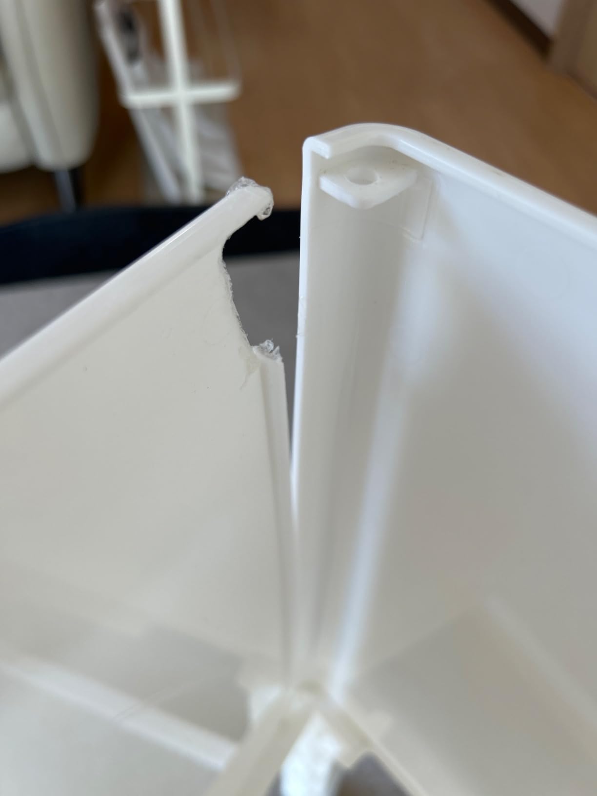 Amazon｜伊勢藤(ISETO) ランドリーバスケット 折りたたみ&脚付きバスケット ACOT ホワイト 幅40×奥行4.0~30.0×高さ61.0cm 日本製 折りたたみ 脚付き 腰の負担 ...