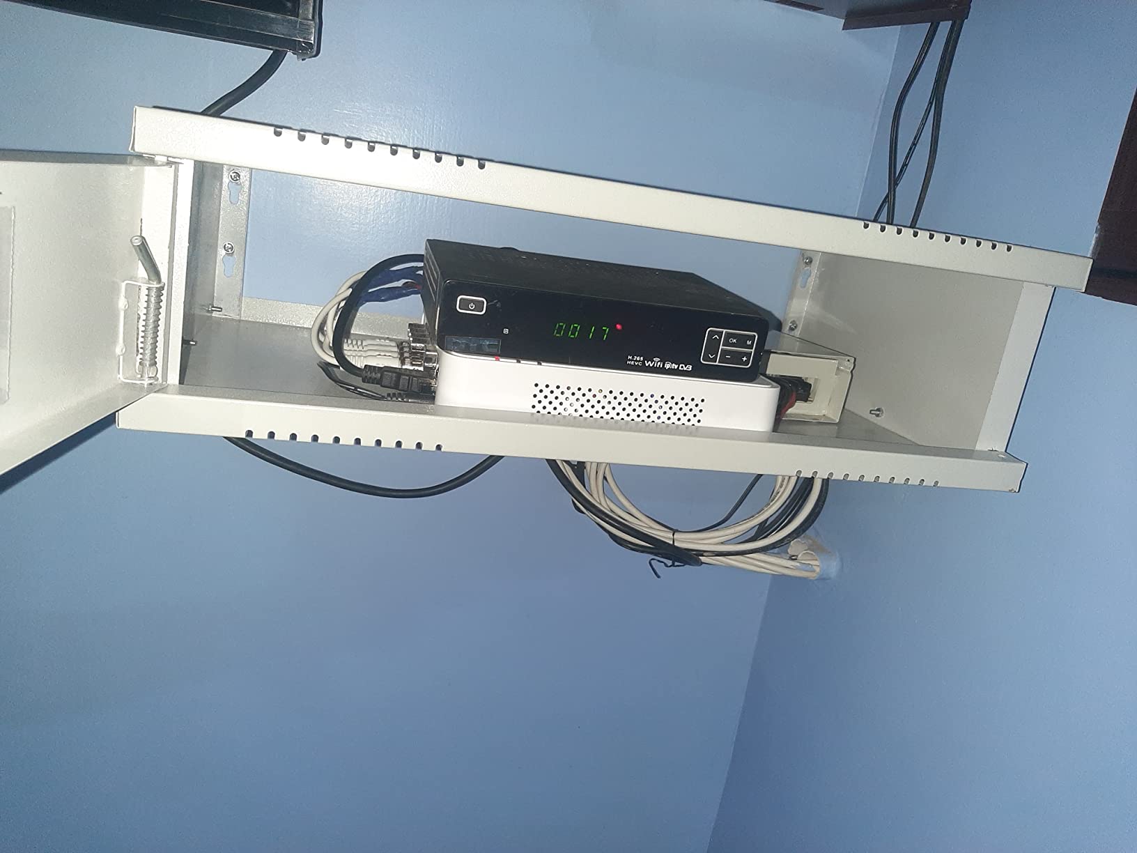 Buy Wall Mount CCTV DVR NVR Rack with Lock for CCTV Cameras 2U Online ...