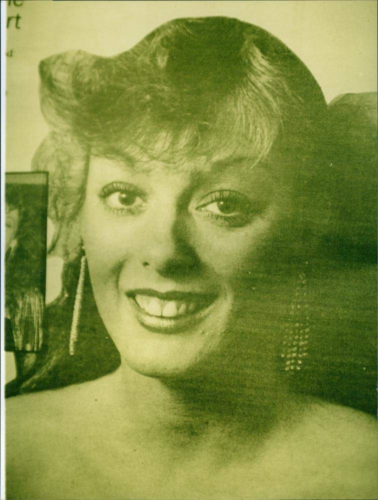 Julie Dee's Instagram, Twitter & Facebook on IDCrawl