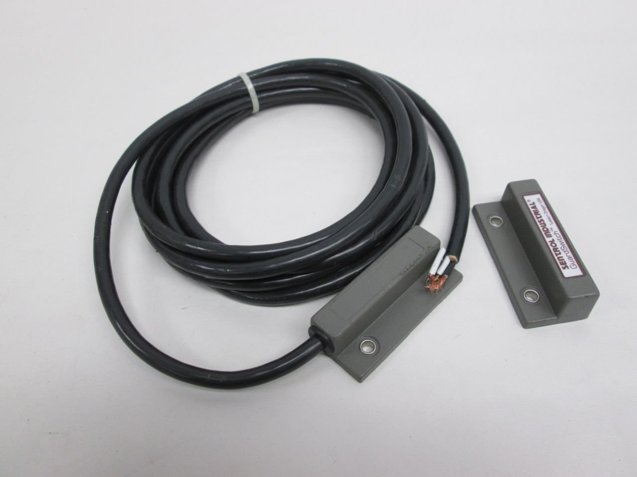 NEW SENTROL 151-6Z-12K MAGNETIC SAFETY SWITCH 12FT GUARDSWITCH D322362 ...