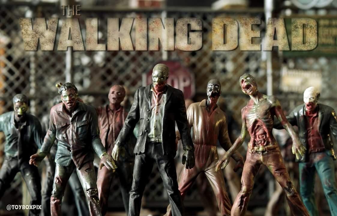 Amazon.com: The Walking Dead Zombie Army Men Figures : Toys & Games