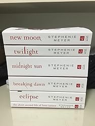 Amazon.com: The Twilight Saga Complete Collection: 9780316132909: Meyer, Stephenie: Books