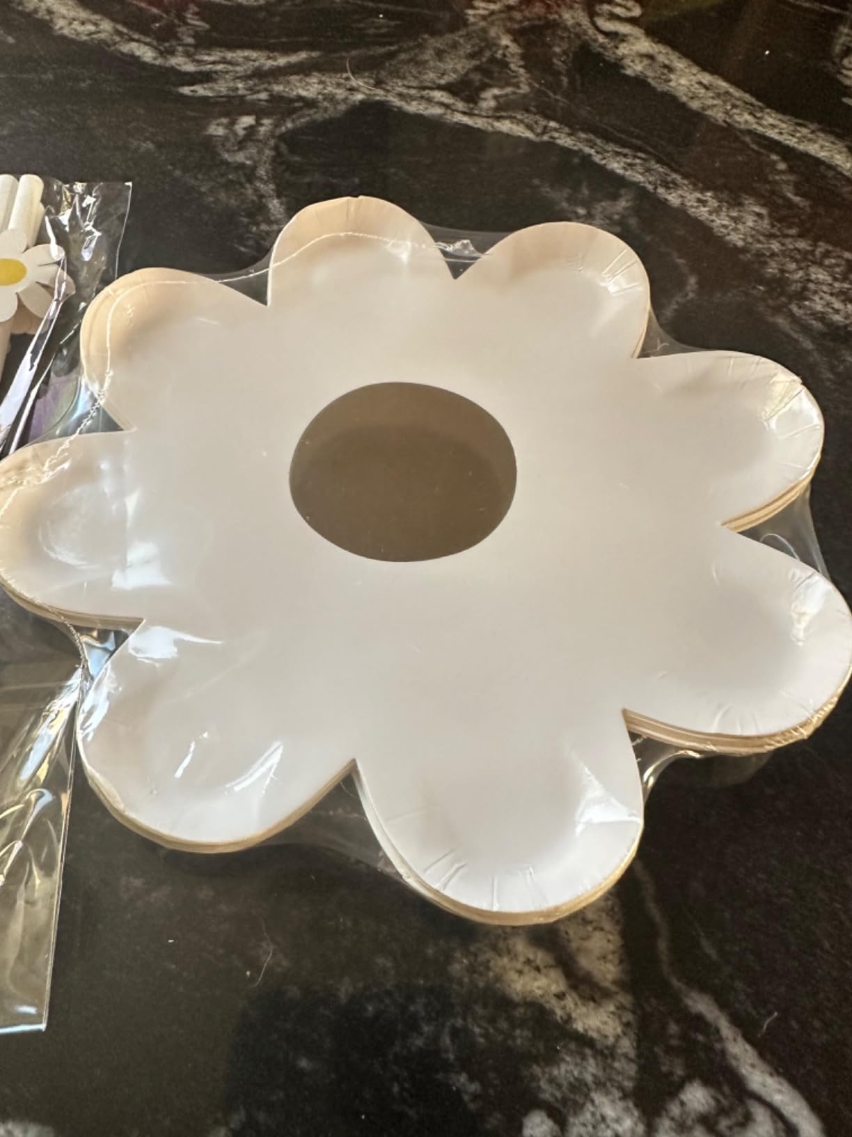 Amazon.com: HONJONPE 10Pcs Daisy Flower Paper Plate, Disposable Paper ...