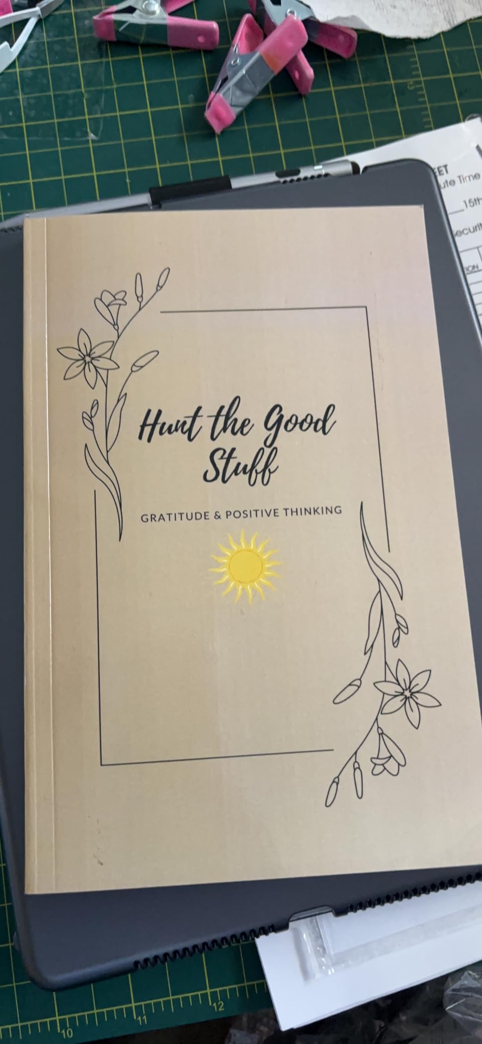 Hunt the Good Stuff: Gratitude & Positive Thinking Journal: Zamora ...