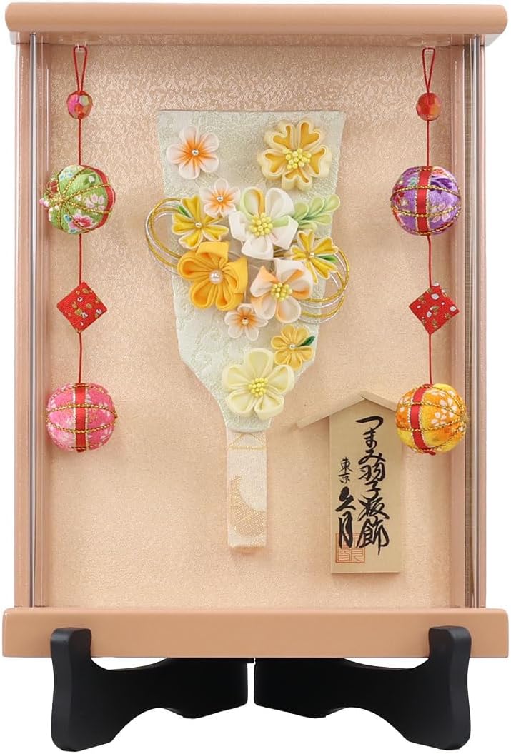 Amazon | 久月 羽子板 つまみ細工 羽子板 黄 パールピンク塗り 壁掛け 額飾り 鞠二連つるし付き アクリルケース スタンド付き 【HGQ-Q23-H63S】 6号 額飾り 羽子板飾り ...