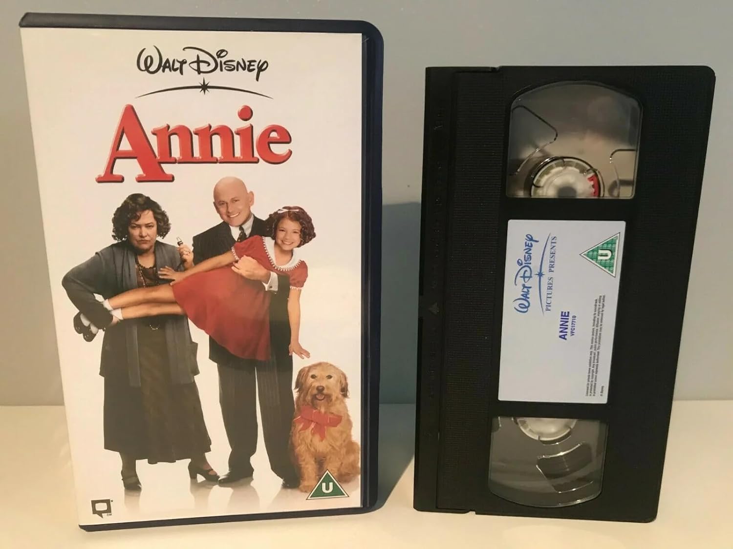 Annie [VHS] : Kathy Bates, Victor Garber, Alan Cumming, Audra McDonald ...